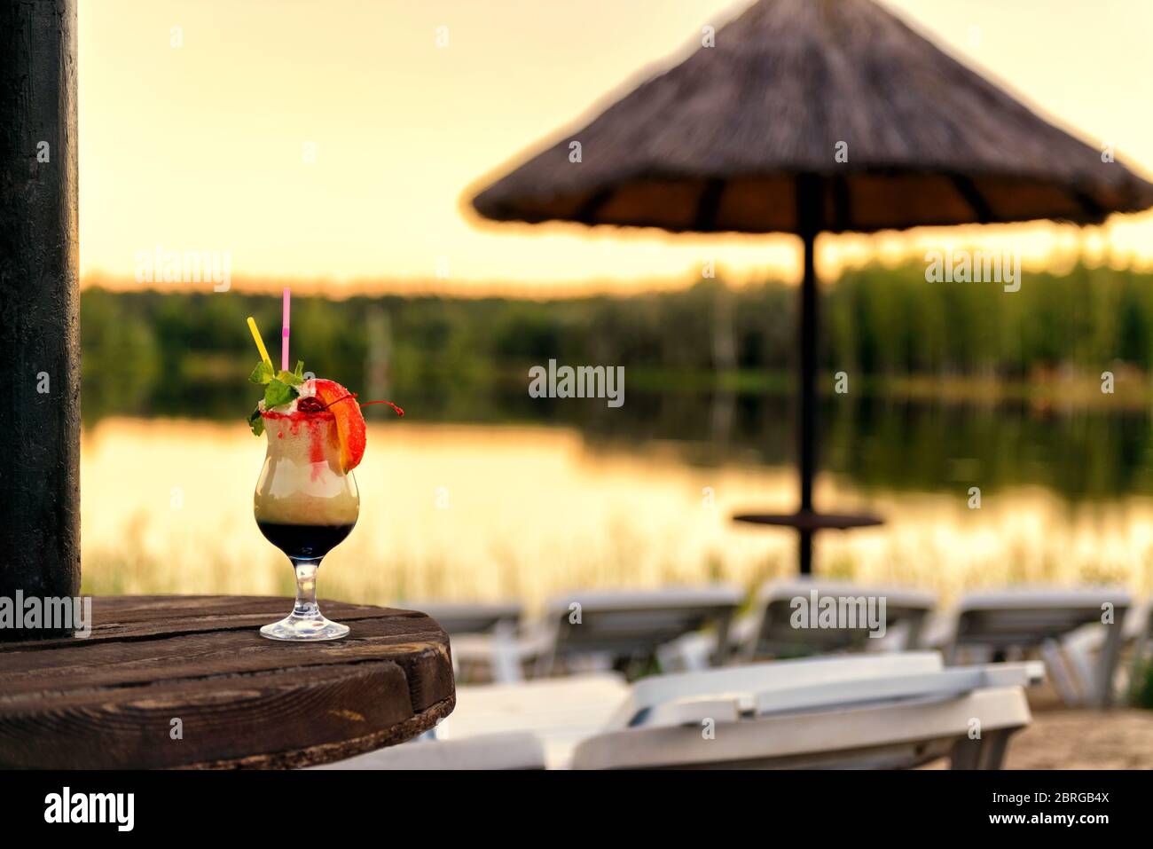 Cocktailbar am strand -Fotos und -Bildmaterial in hoher Auflösung – Alamy