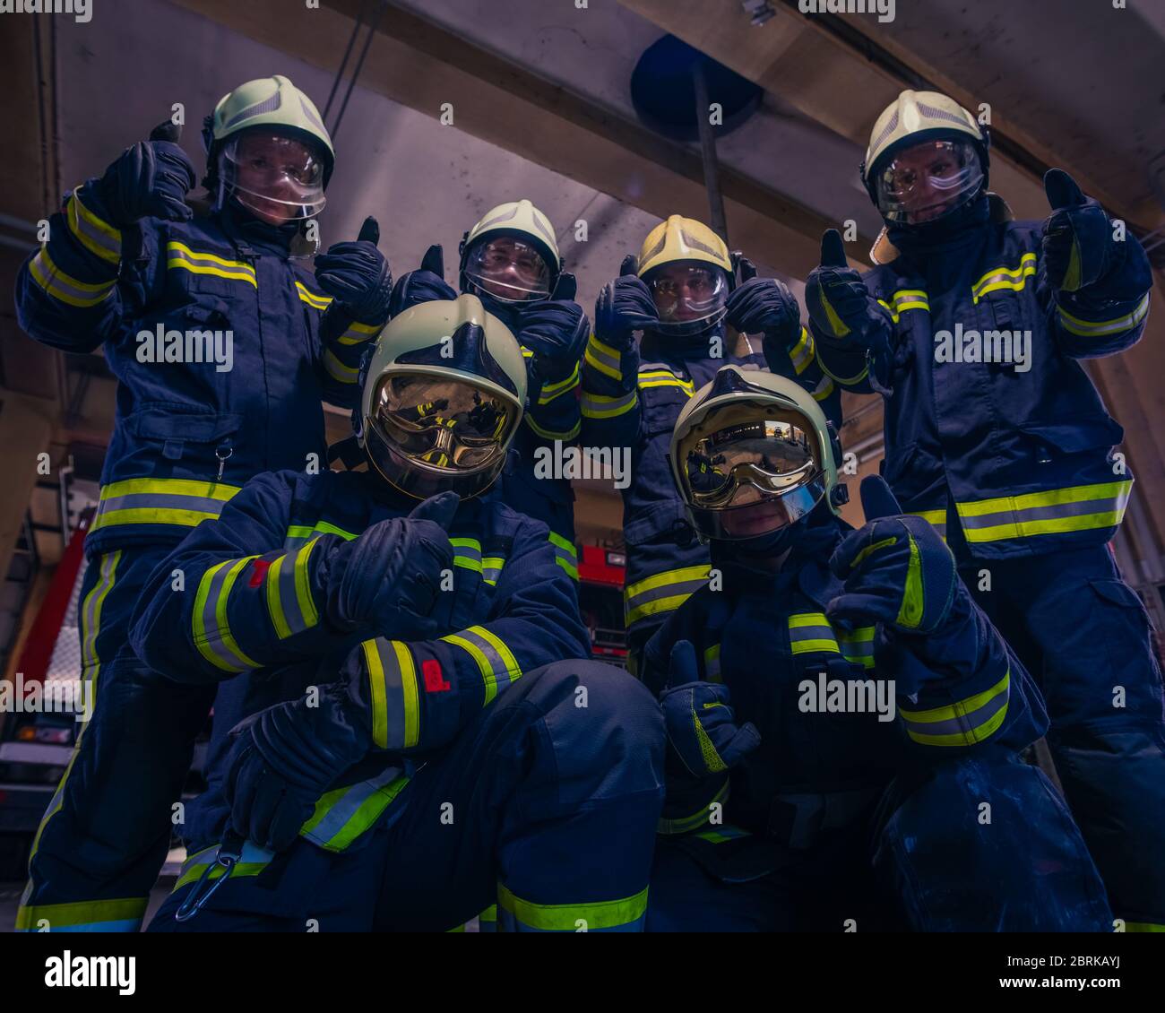 Porträt der Gruppe der Feuerwehrleute Tragen von Uniformen in der ...