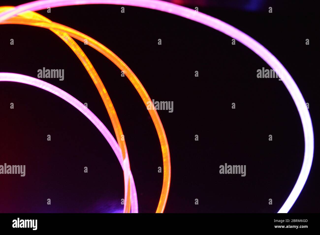 Orangefarbener und blauer Lichtleiter, ein Lichtleiterkabel mit ...