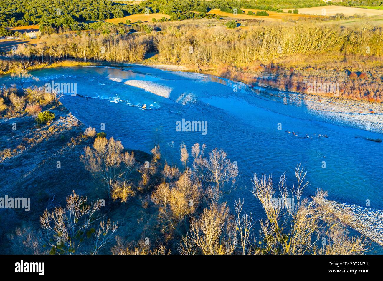 Fluss natur flussufer flussbett -Fotos und -Bildmaterial in hoher ...