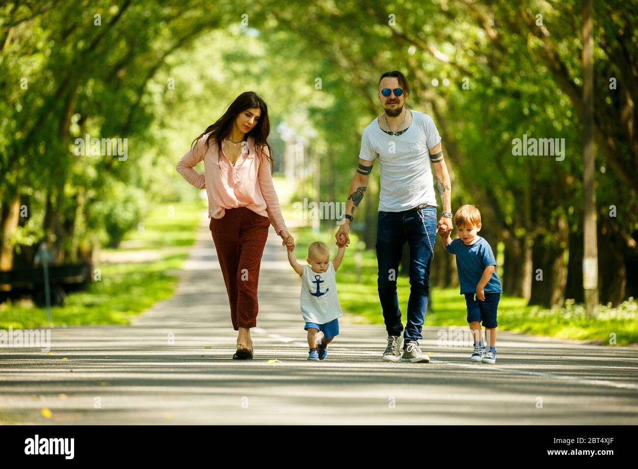 Glückliche kinder draußen spielen -Fotos und -Bildmaterial in hoher ...