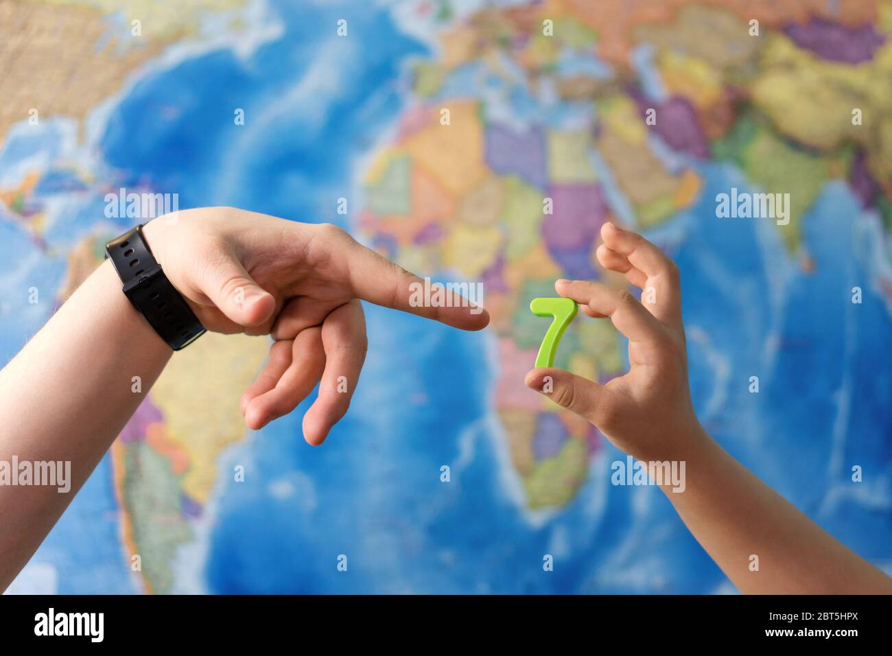 Erwachsene und Kinder Hände halten Zahlen Kunststoff Spielzeug auf der ...