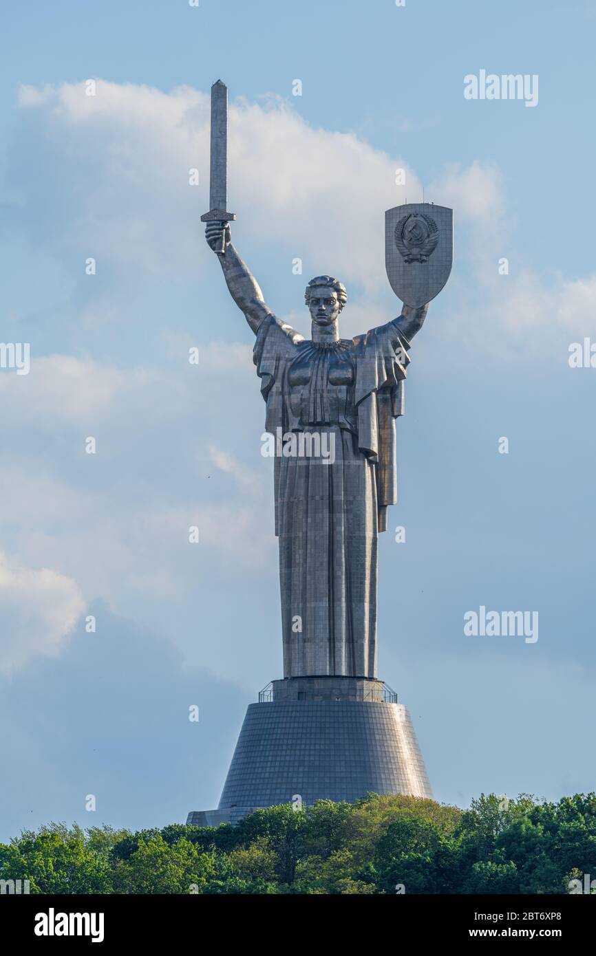 Das Mutterlanddenkmal ist eine monumentale Statue in Kiew, der ...