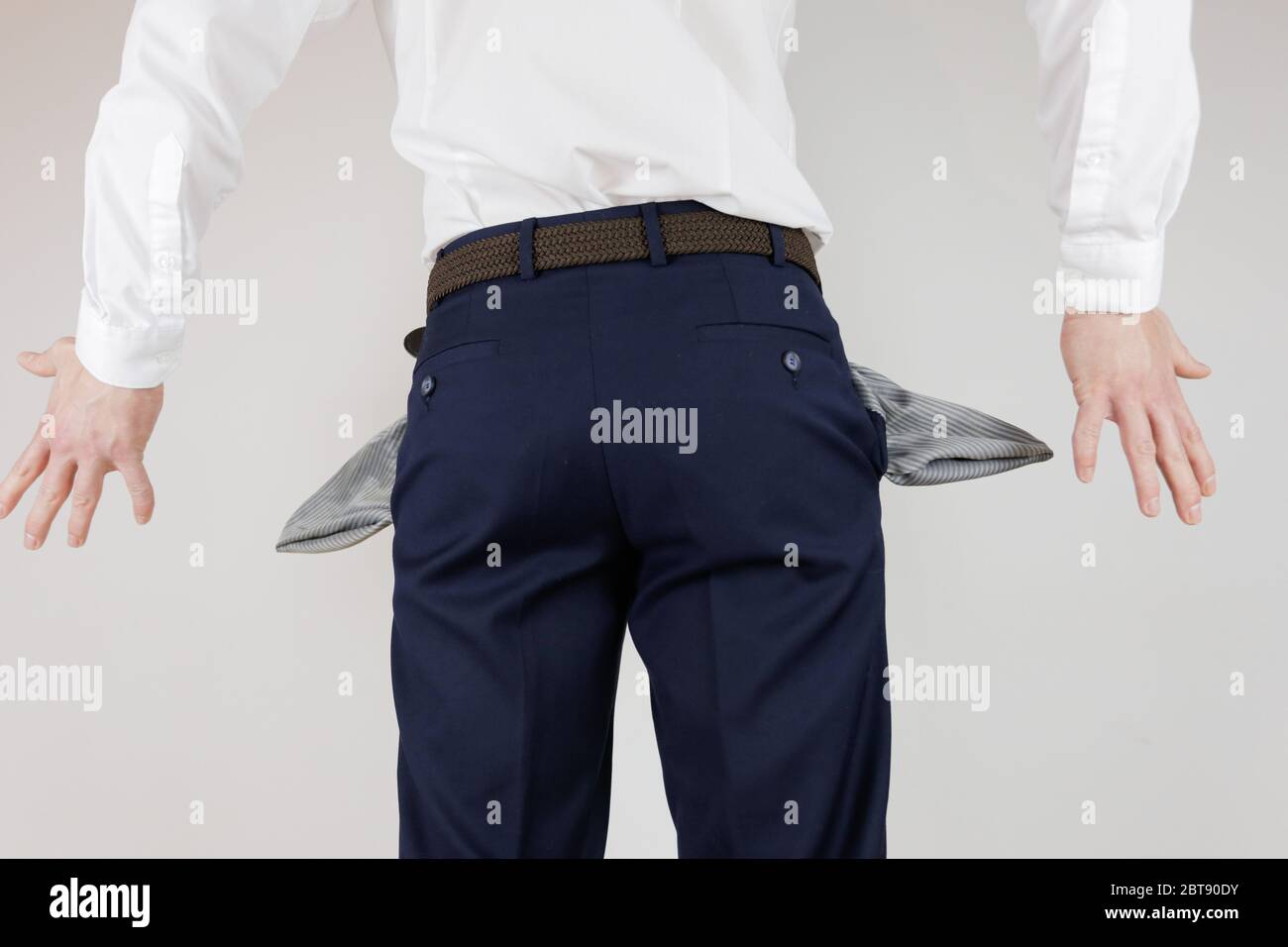 Ein Mann in einem Business-Anzug drehte seine Taschen von innen nach ...