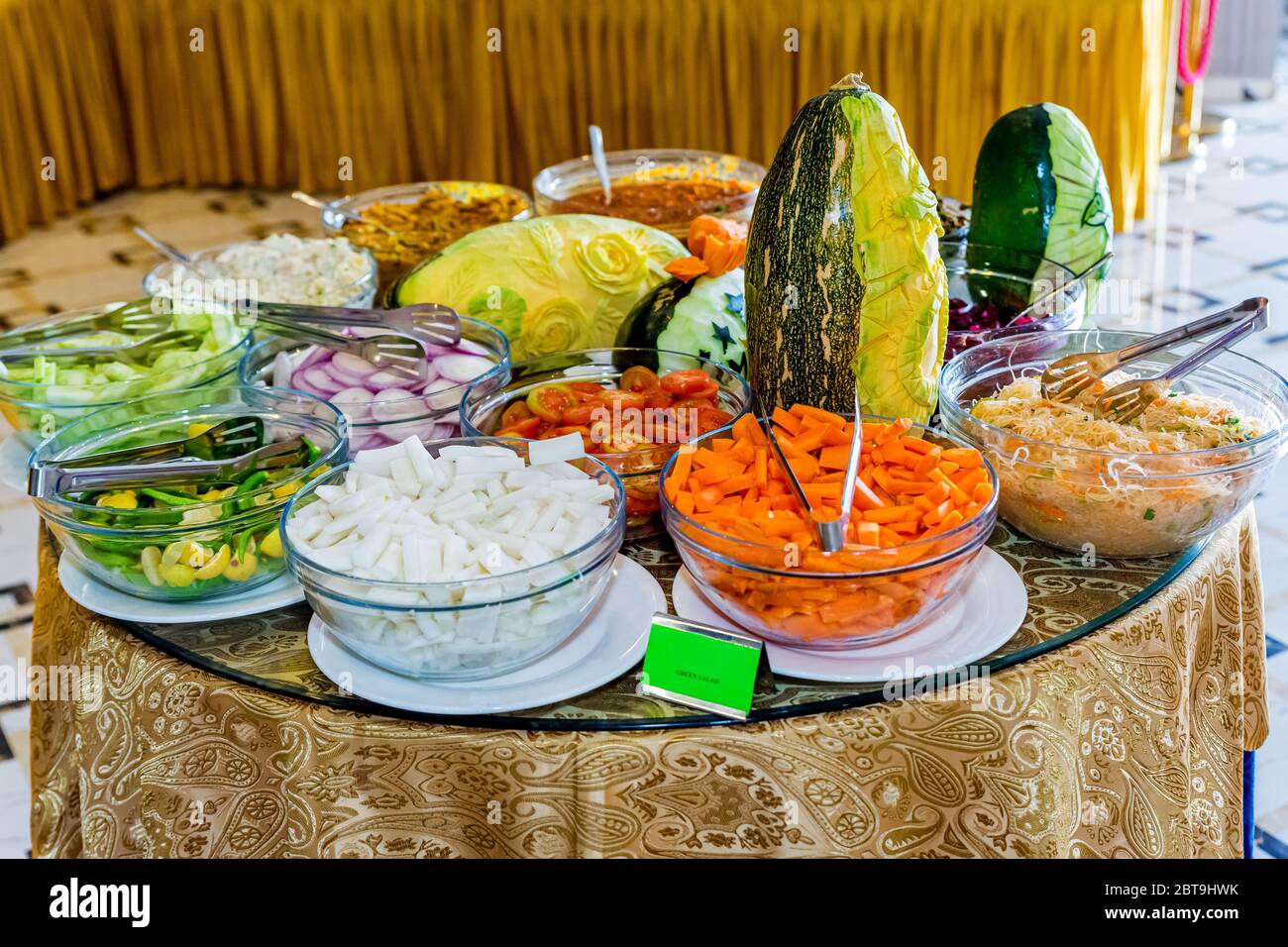 Verschiedene Salate auf dem Tisch, Bankett-Buffet Salate Tabelle. Kalte ...