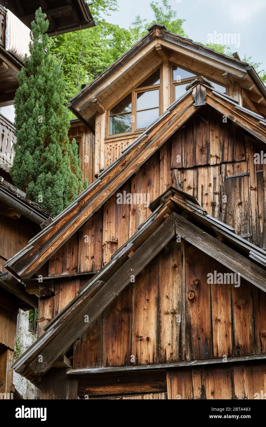 Fassade mit holzschindeln -Fotos und -Bildmaterial in hoher Auflösung – Alamy