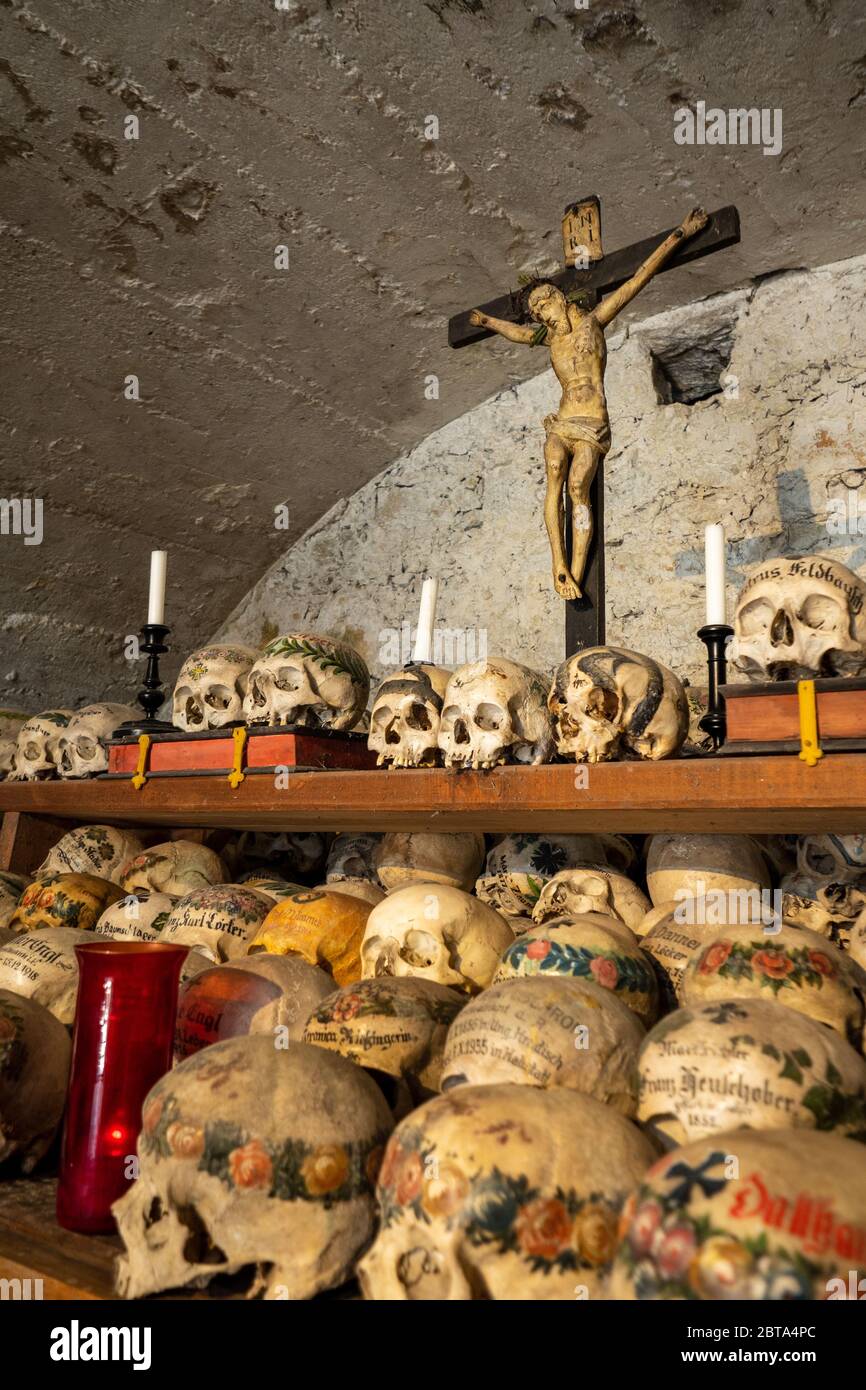 Blick auf Hunderte von bemalten Schädeln und Knochen im berühmten ...