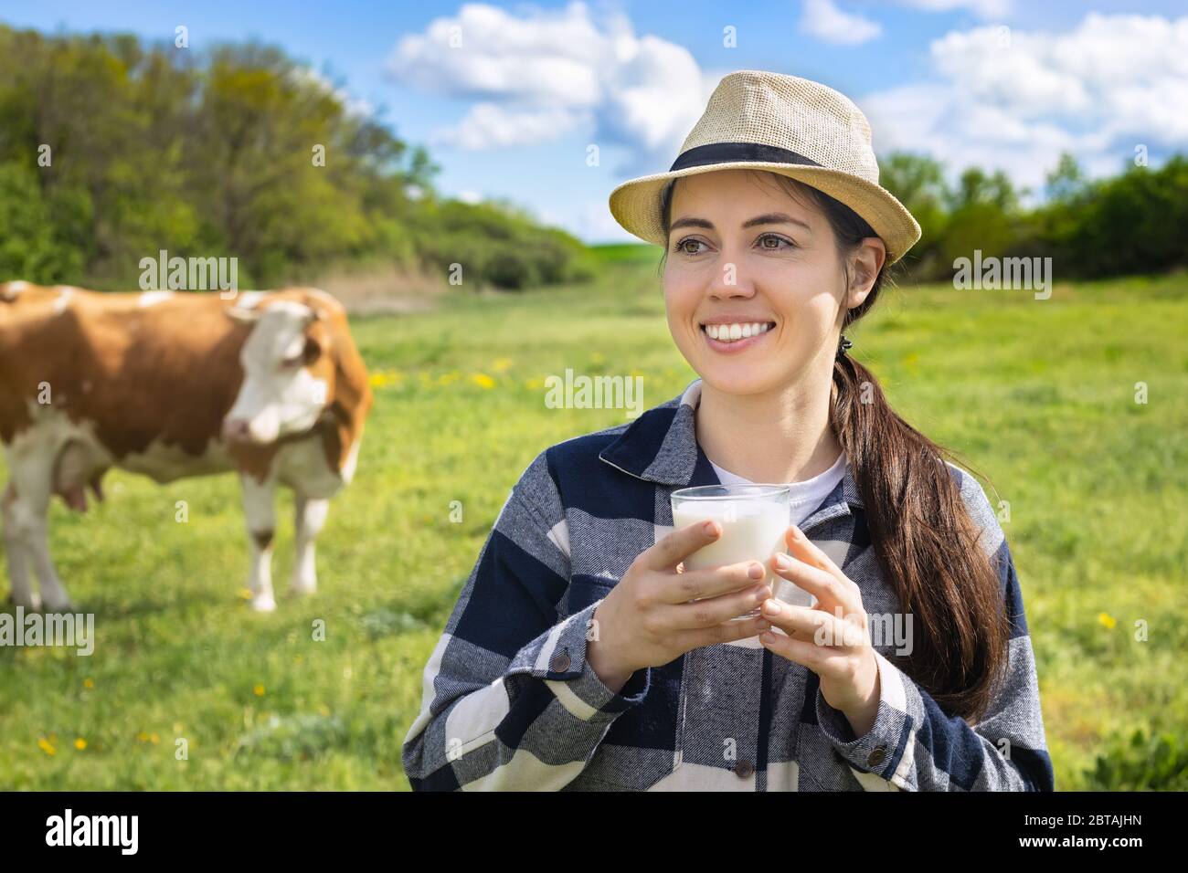 Frau melken kuh -Fotos und -Bildmaterial in hoher Auflösung – Alamy