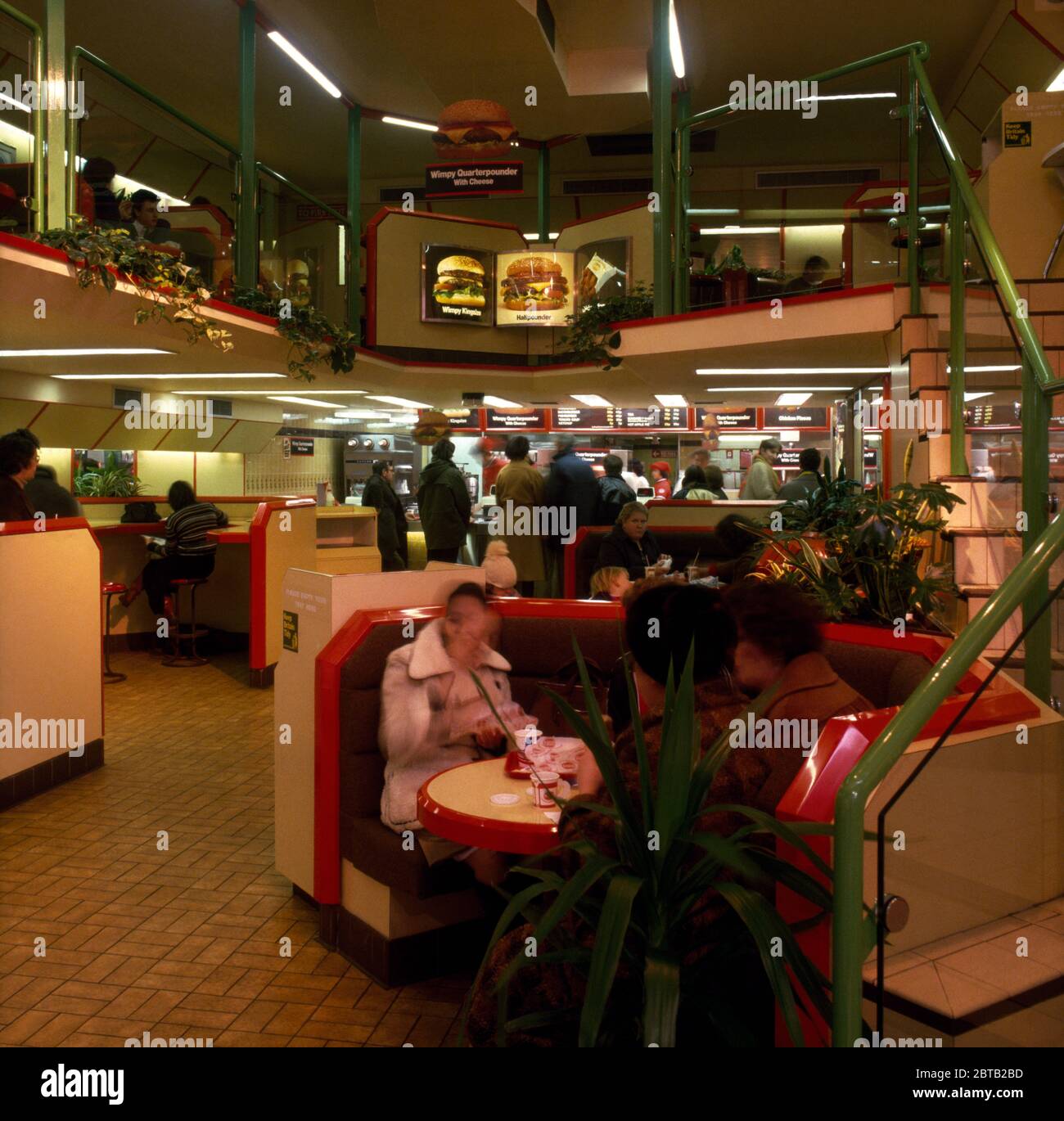 Einrichtung einer britischen Wimpy Burger Bar in den 70er Jahren ...