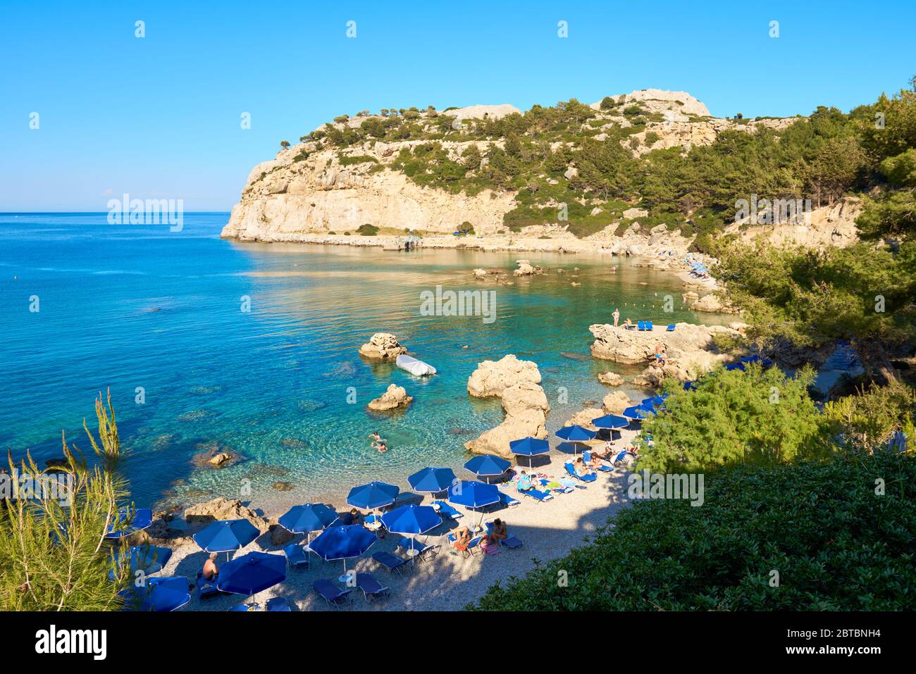 Rhodos, Griechenland - 8. Mai 2018: Anthony Quinn Bay, einsamer Strand ...