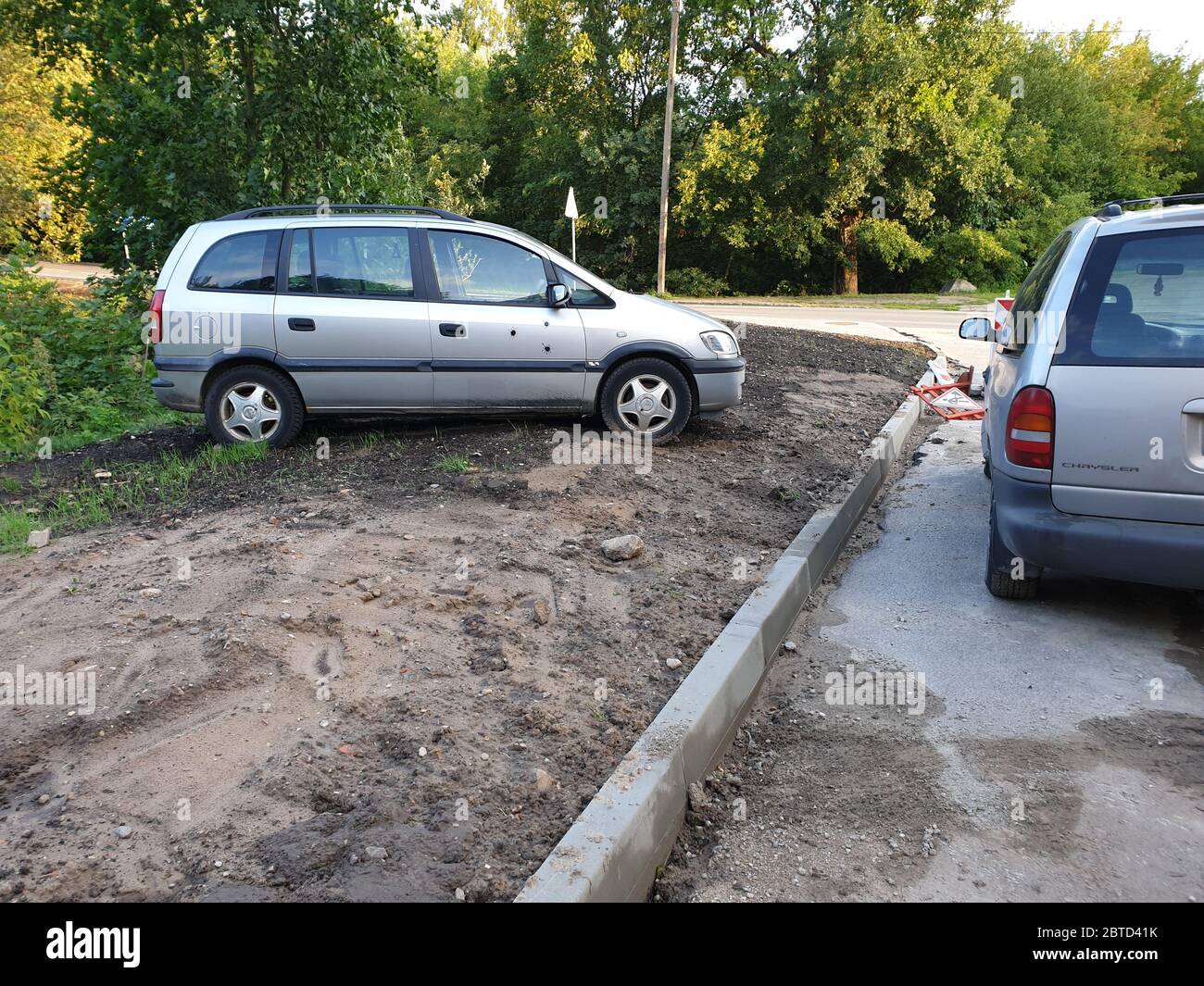 Auto auf dem rasen geparkt -Fotos und -Bildmaterial in hoher Auflösung ...