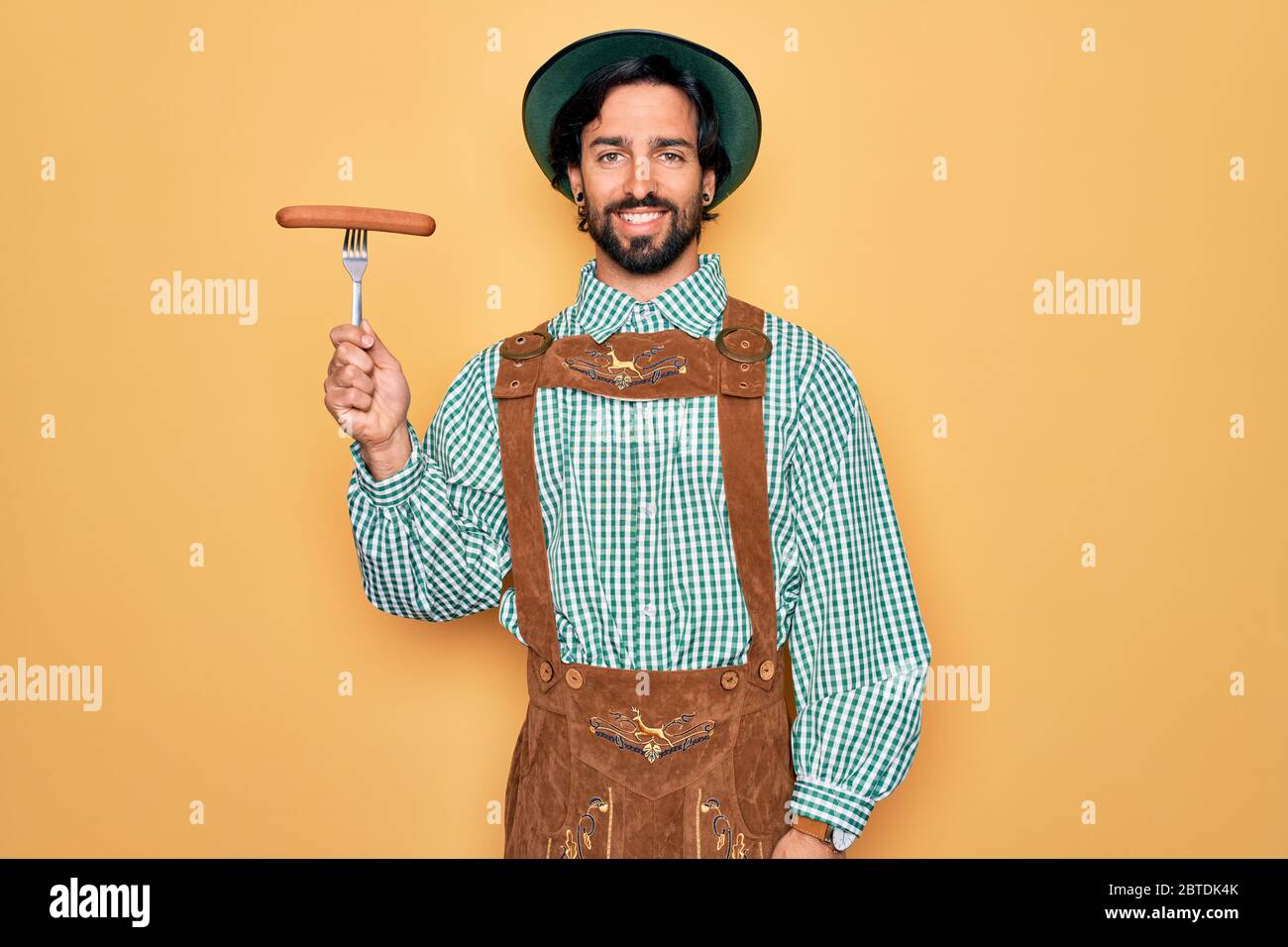 Junger schöner Mann trägt tratidional deutschen oktoberfest Custom ...
