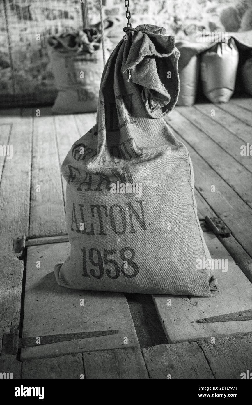 Sack mit steinen -Fotos und -Bildmaterial in hoher Auflösung – Alamy