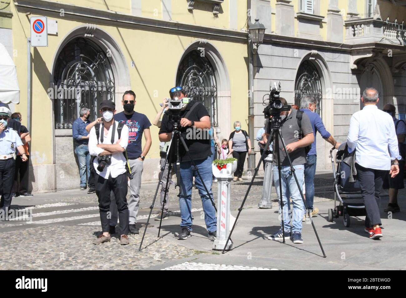 CODOGNO, Piazza XX Settembre und Piazza Cairoli voller Menschen warten ...