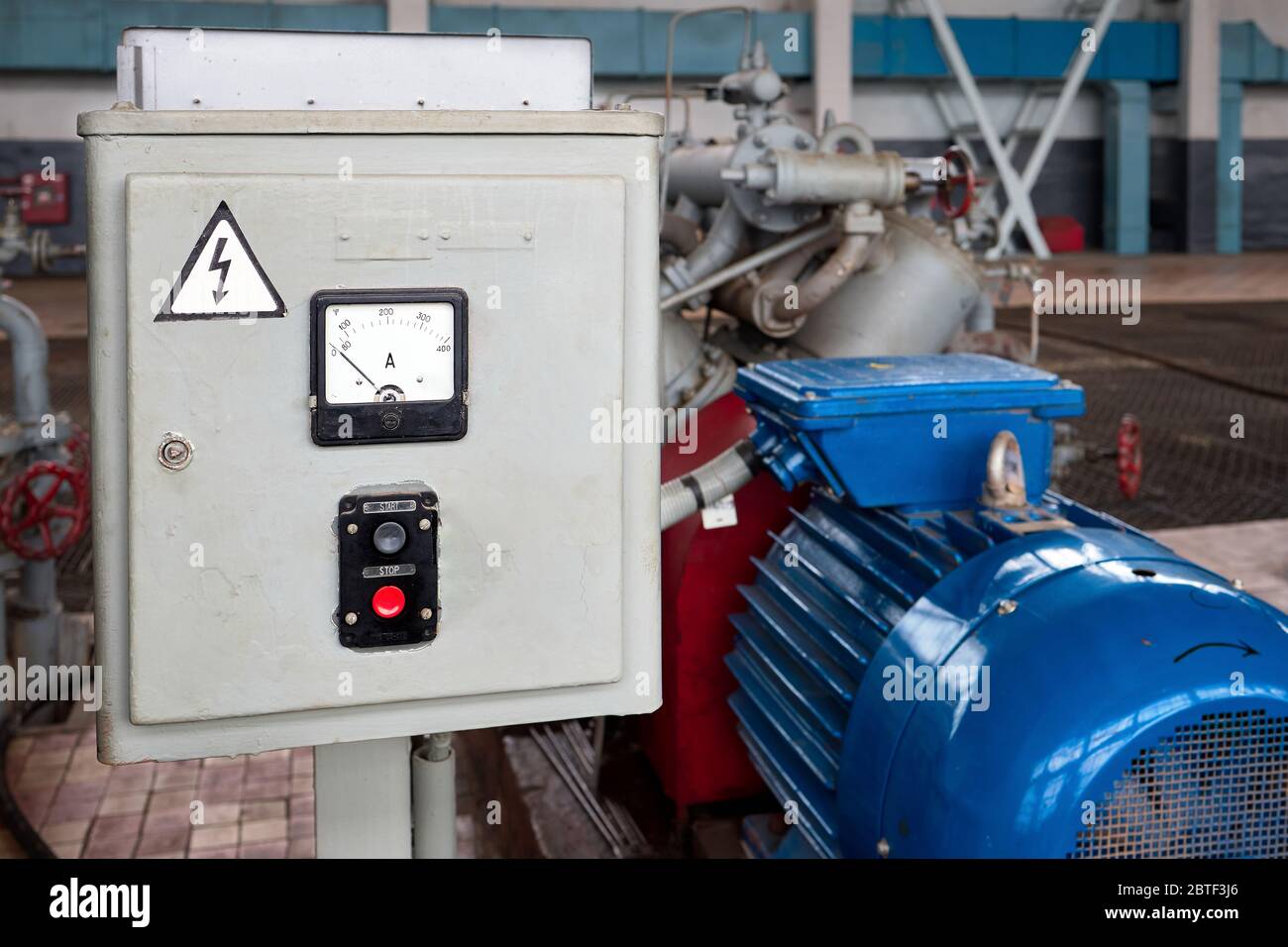 Old emergency stop button -Fotos und -Bildmaterial in hoher Auflösung ...