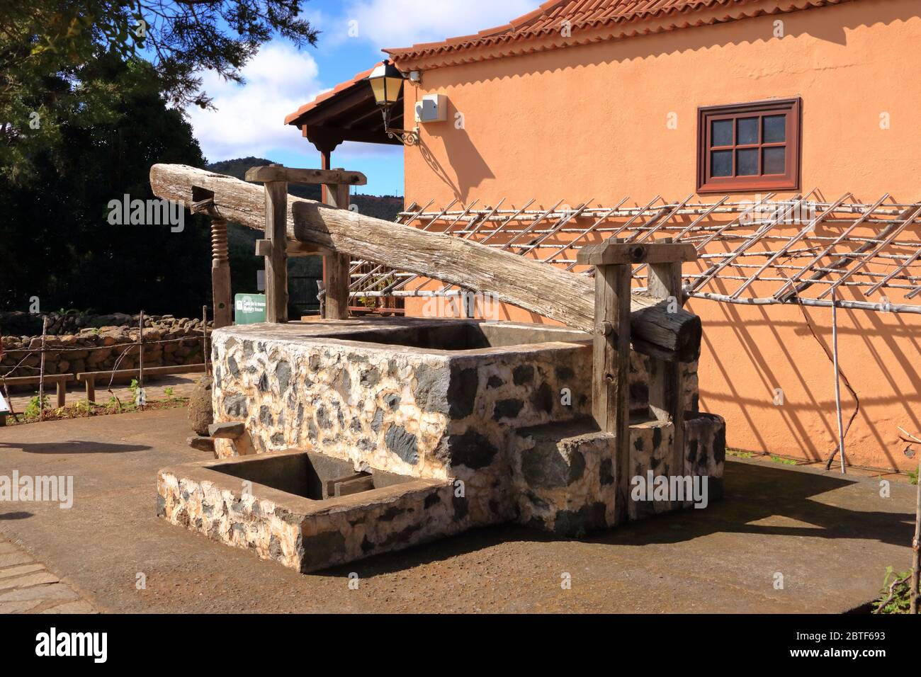Alte hölzerne Weinpresse zum Pressen von Trauben, um Wein auf La gomera ...