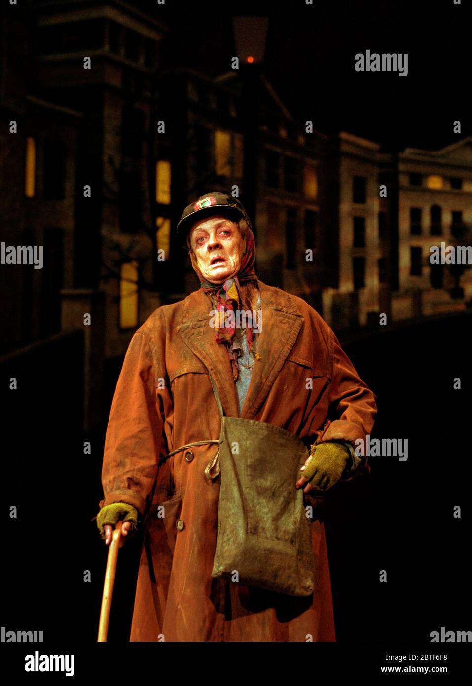 Maggie Smith (Miss Shepherd) in THE LADY IN THE VAN von Alan Bennett im ...