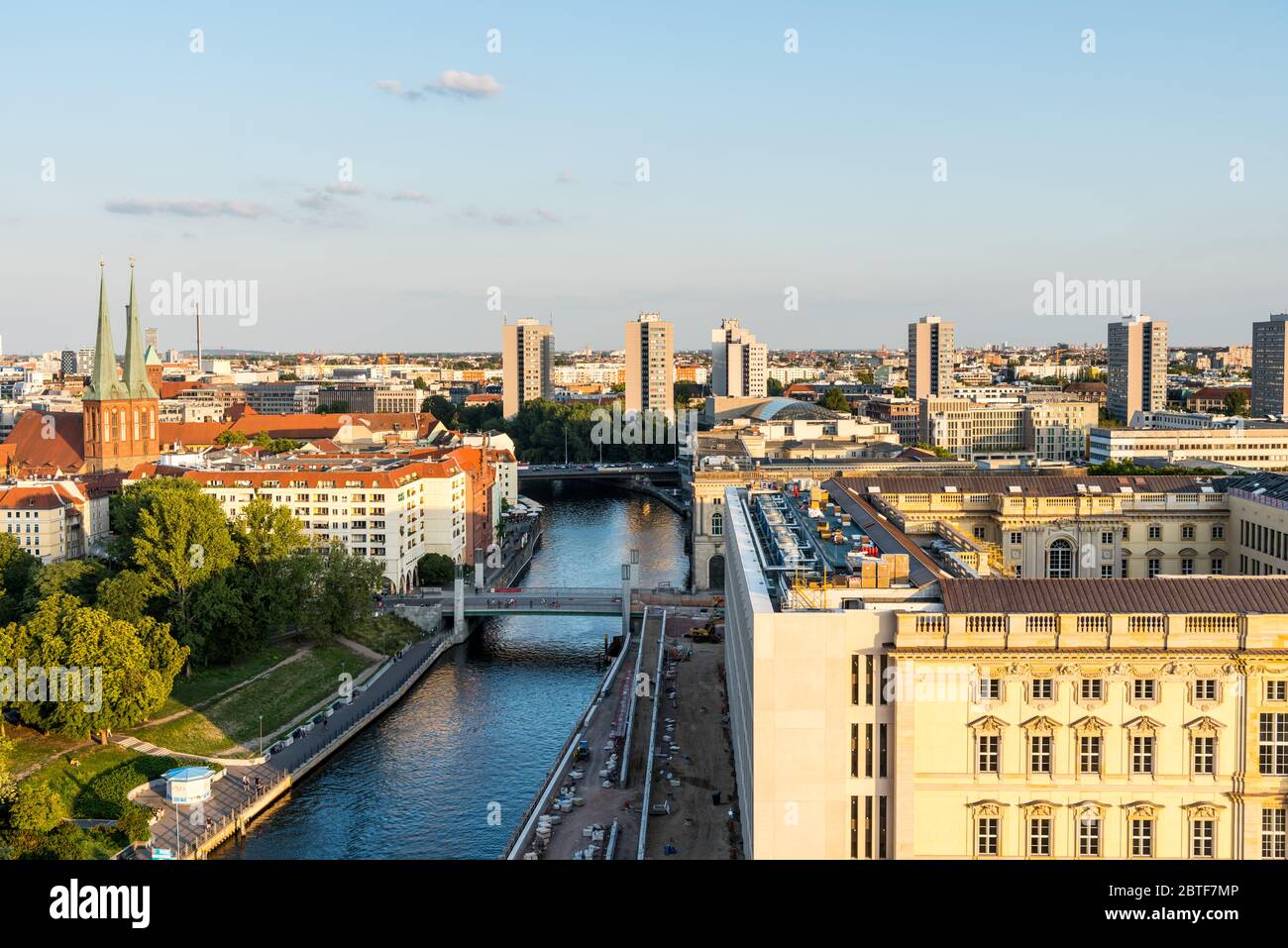 Stadtbild der Berliner Innenstadt mit modernen Skylines und Turm der ...