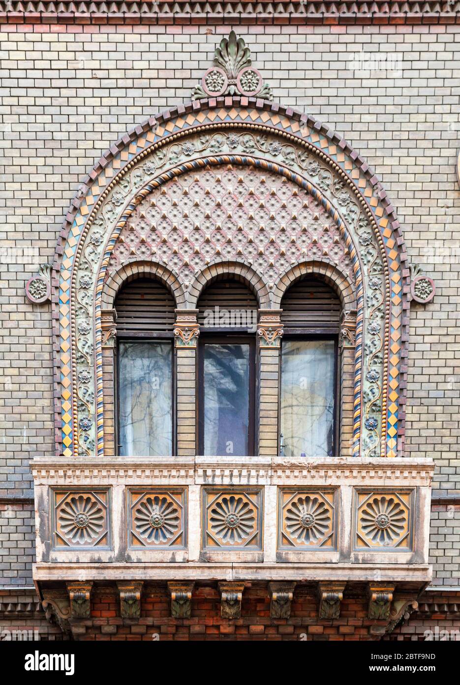 Jugendstil fenster detail -Fotos und -Bildmaterial in hoher Auflösung ...