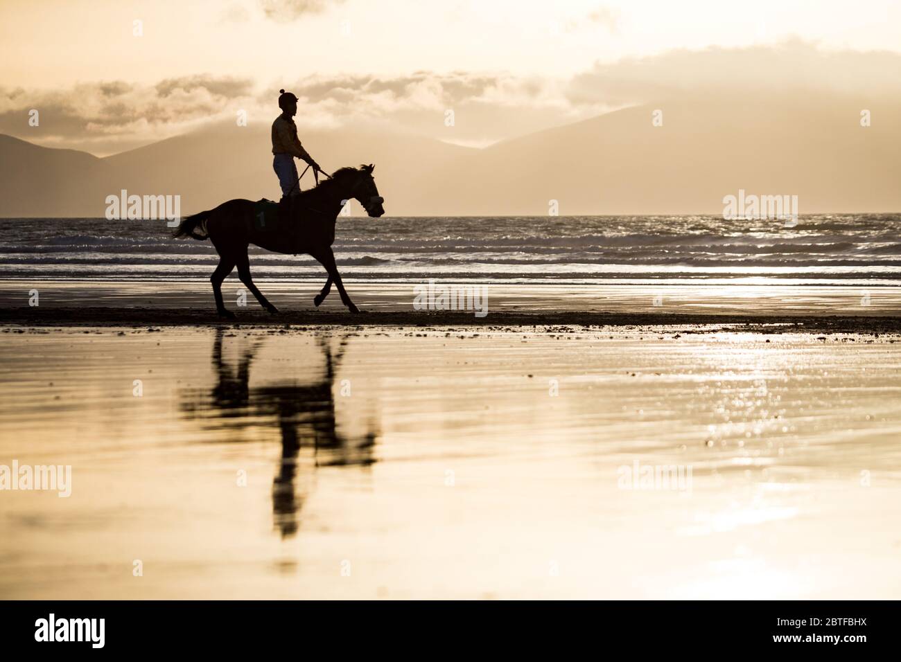 Silhouette reiter strand sonnenuntergang -Fotos und -Bildmaterial in hoher Auflösung – Alamy