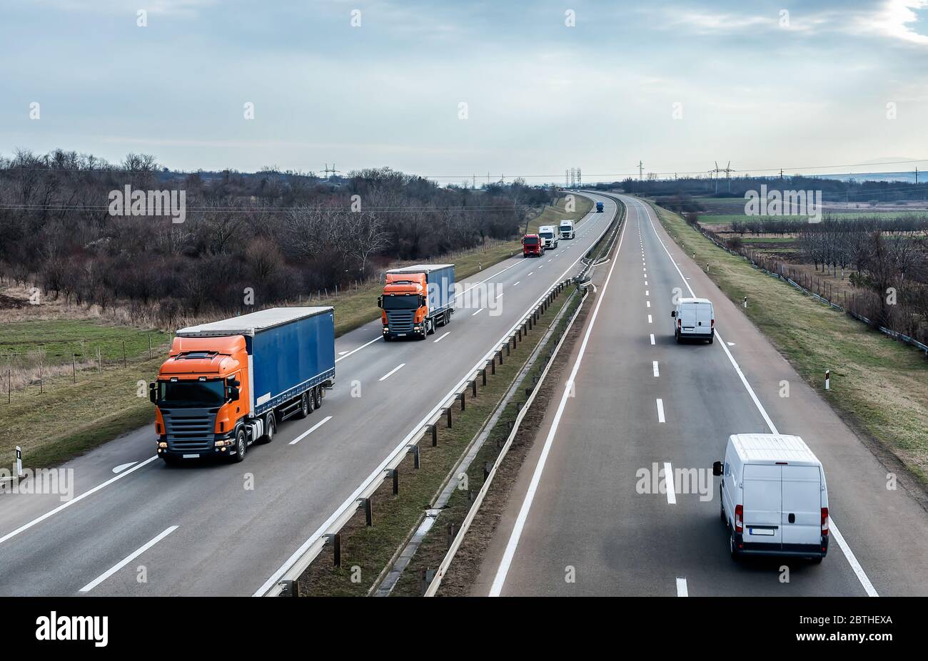 Autobahn Transport Verkehr mit Konvoi von Transportwagen, die auf einer ...