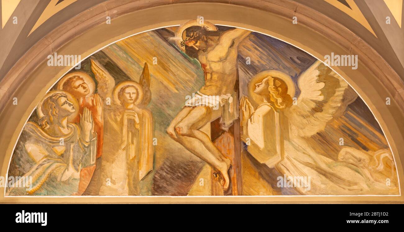 BARCELONA, SPANIEN - 3. MÄRZ 2020: Das Fresko der Kreuzigung in der Kirche Santuario Nuestra ...