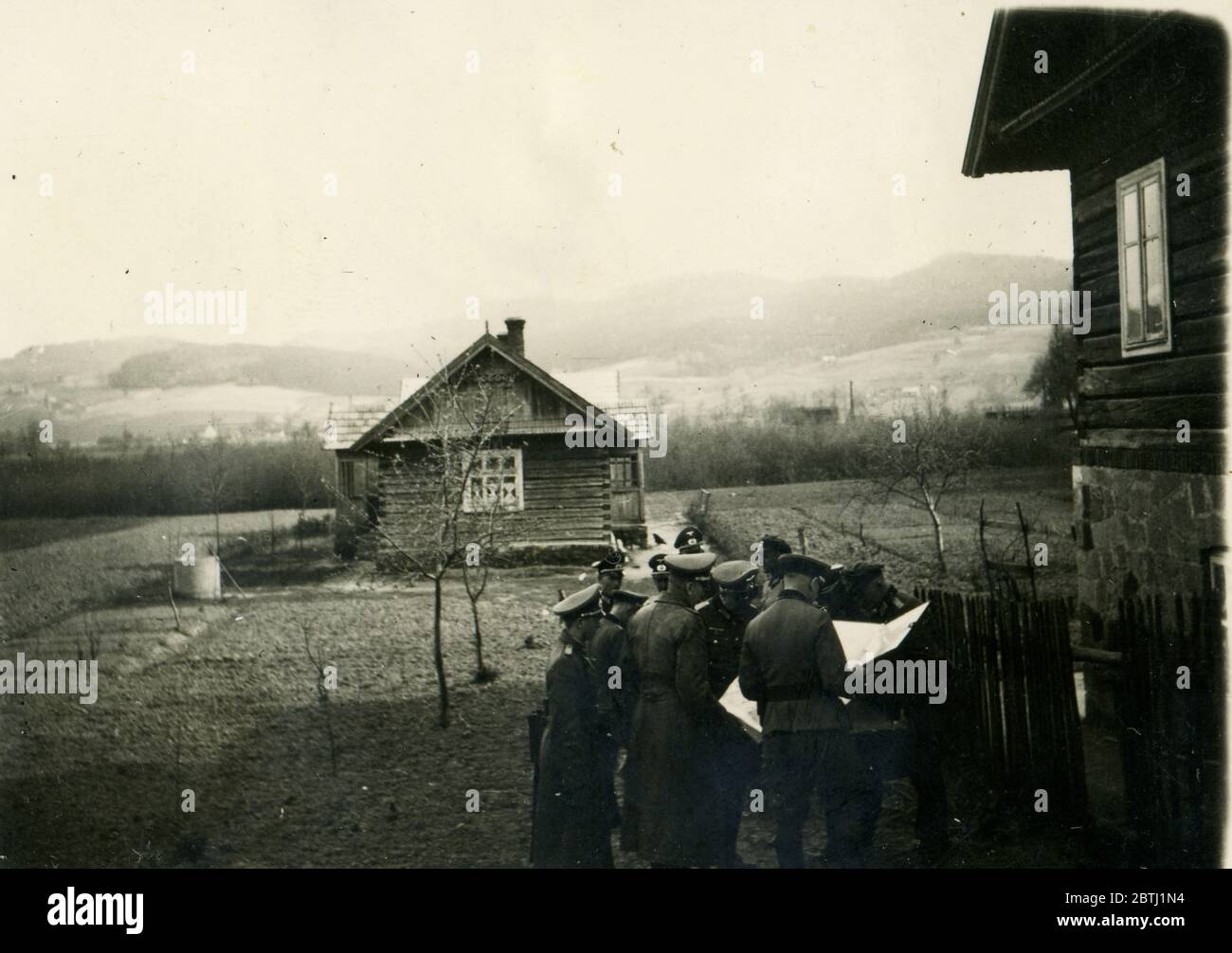WWII - WW2 Deutsche Beamte studieren eine Karte - Ostfront ...
