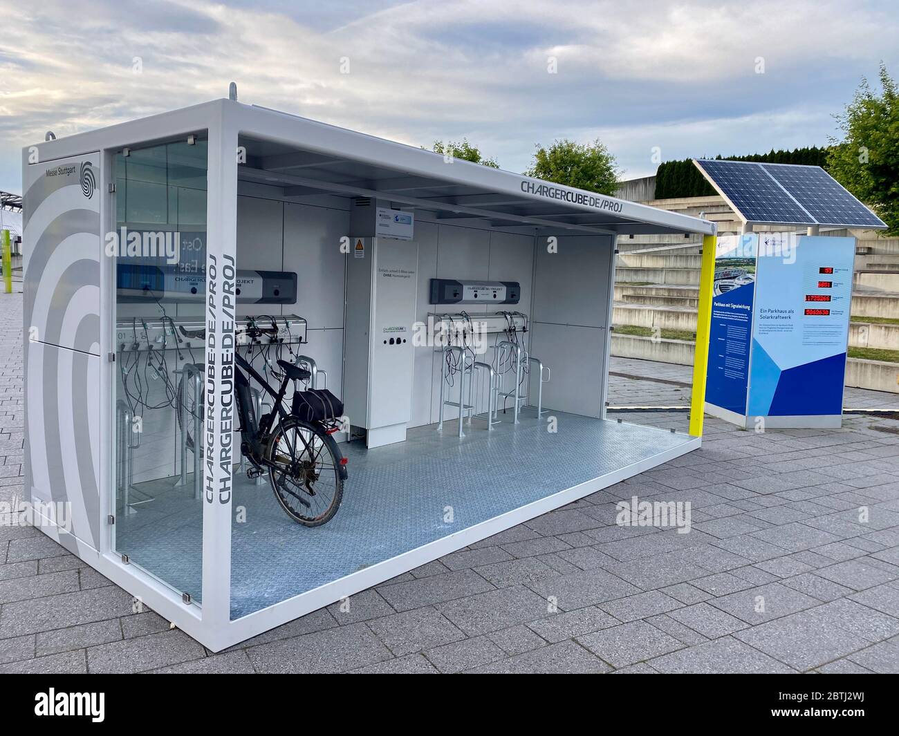 Moderne Ladestation für Elektrofahrräder. Green Technology Konzept des Herstellers ChargingCube ...