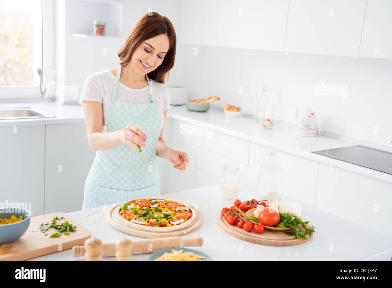 Foto von schönen fröhlichen Hausfrau genießen Hobby Kochen ...