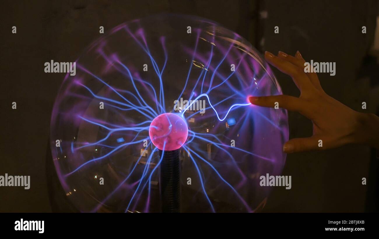Interaktive Ausstellung im Science Museum. Frau berühren Plasma Kugel ...