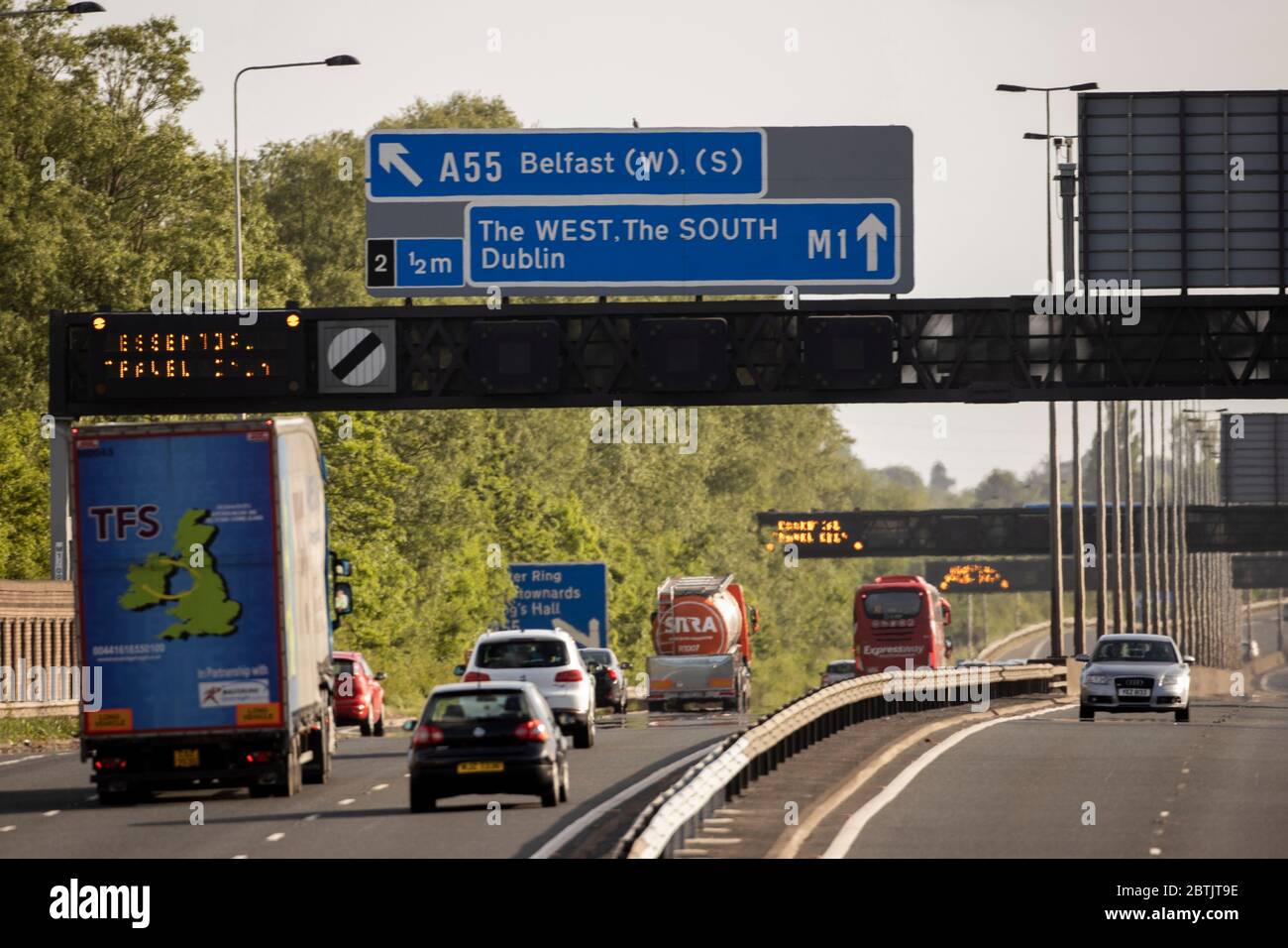 Fahrzeuge, die auf der Autobahn M1 in Belfast unterwegs sind, nach der ...