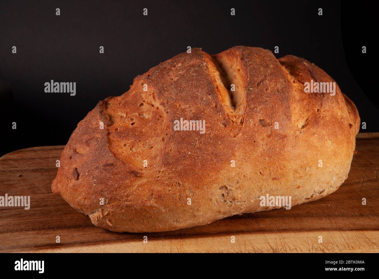 Selbstgebackenes brot mit samen auf dem markt -Fotos und -Bildmaterial ...