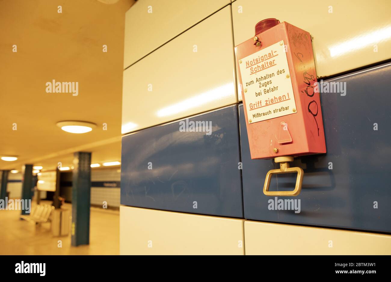Notbremse am U-Bahnhof in Berlin - Griff ziehen, um den Zug zu stoppen ...