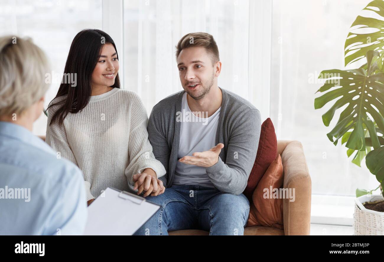 Ehepartner Im Gespräch Mit Psychologen Während Der Verabredung Nach ...