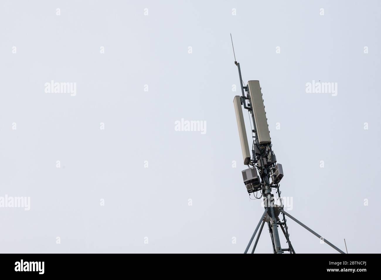 Mobilfunk-Basisstation, ausgestattet mit 3G, 4G und 5G Antenne, an der ...