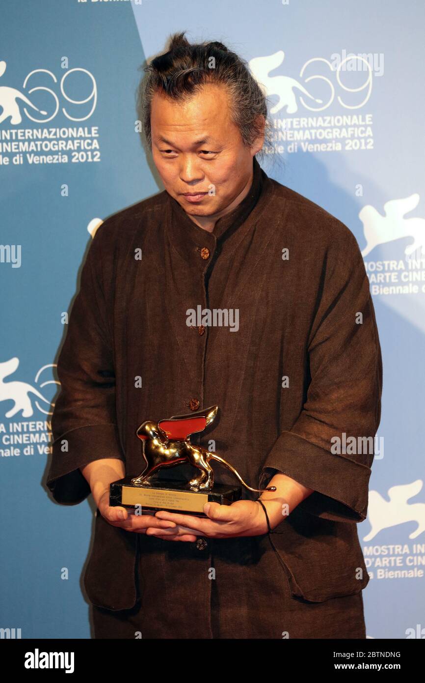 VENEDIG, ITALIEN - SEPTEMBER 08: Kim Ki-Duk posiert mit dem Goldenen ...
