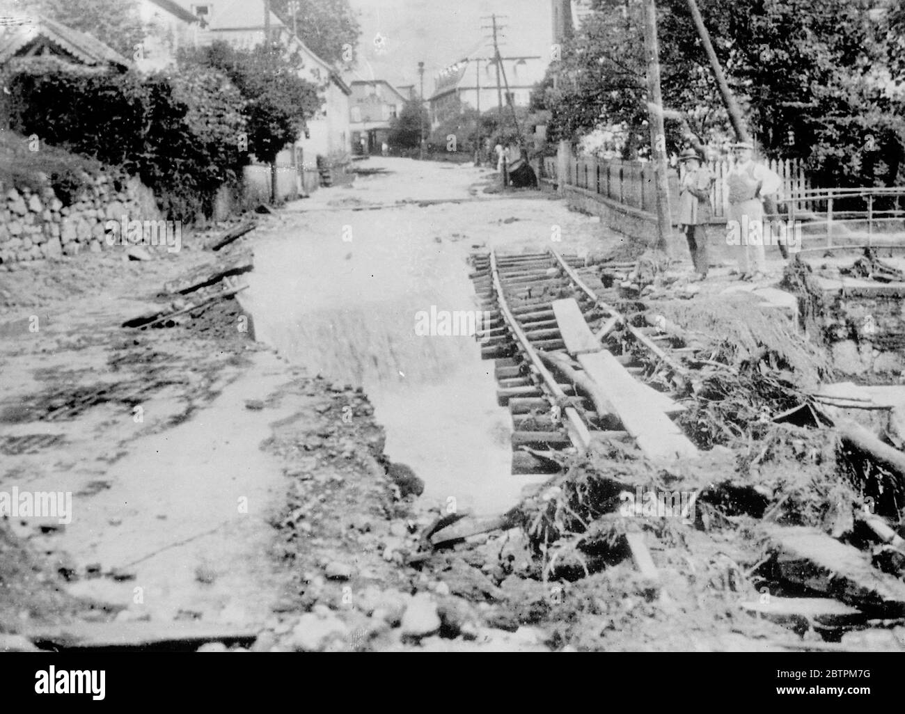 Stürme schlagen Frankreich . Überschwemmungen und Verwüstungen in ...