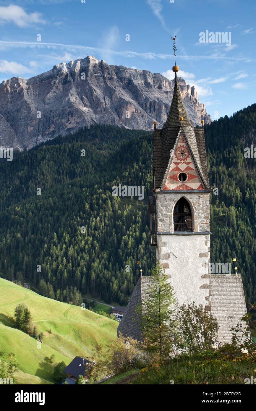 Santa barbara kirche dolomiten -Fotos und -Bildmaterial in hoher ...