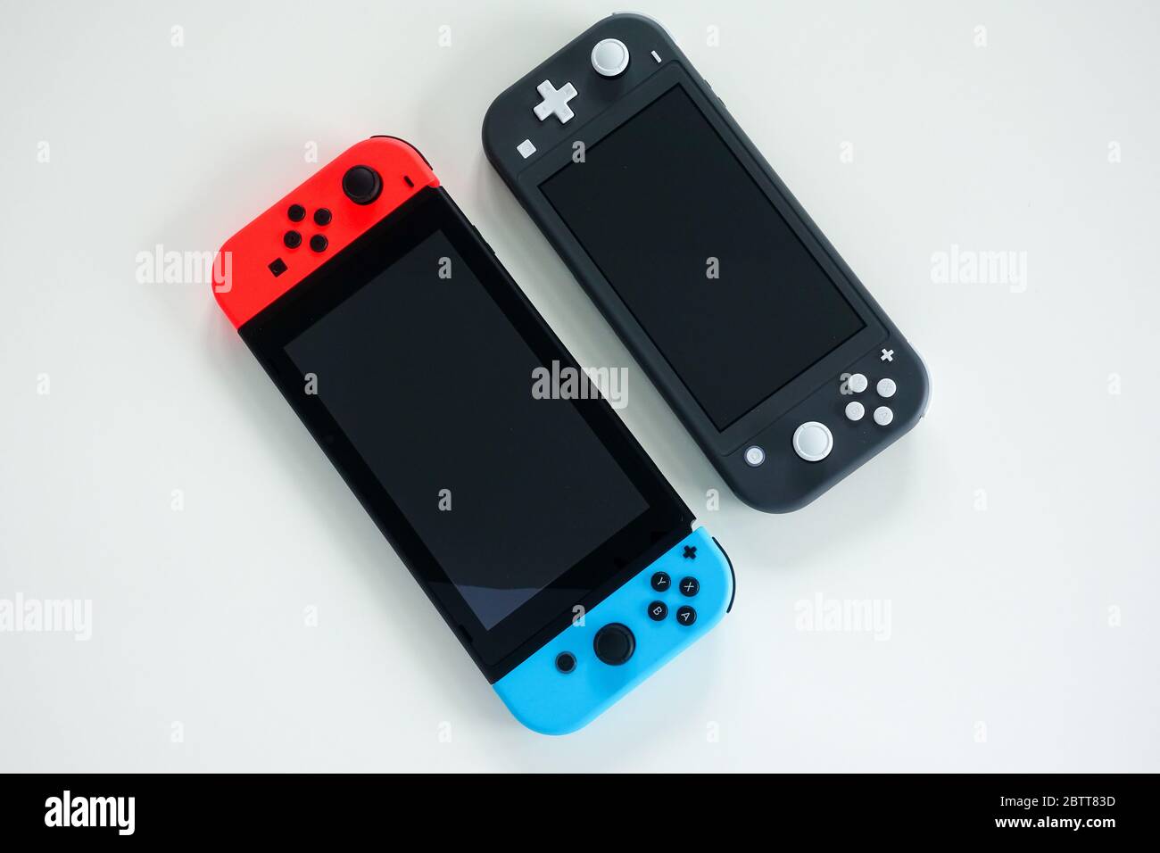 Orlando FL USA 5 27 20 Ein Multiplayer Nintendo Switch und Einzelspieler Nintendo Switch Lite Spielkonsolen nebeneinander Stockfotografie Alamy