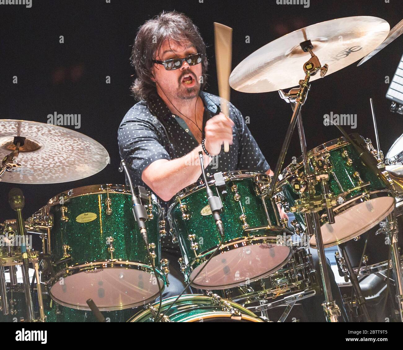 Der legendäre Schlagzeuger Shannon Forrest tritt im Konzert mit Toto im ...