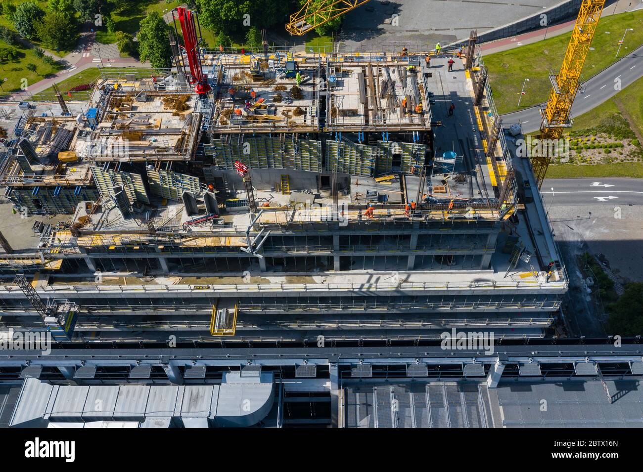 Luftaufnahme der Baustelle. Mitarbeiter arbeiten. Draufsicht der neuen Wohnung im Bau. Bild von ...