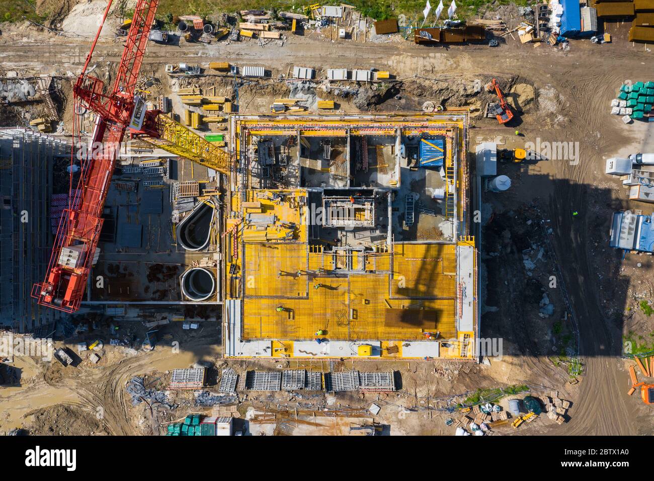 Luftaufnahme der Baustelle. Mitarbeiter arbeiten. Draufsicht der neuen Wohnung im Bau. Bild von ...
