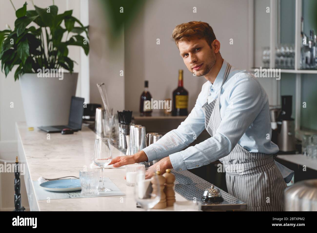 Attraktiver Barkeeper Stockfotos und -bilder Kaufen - Alamy