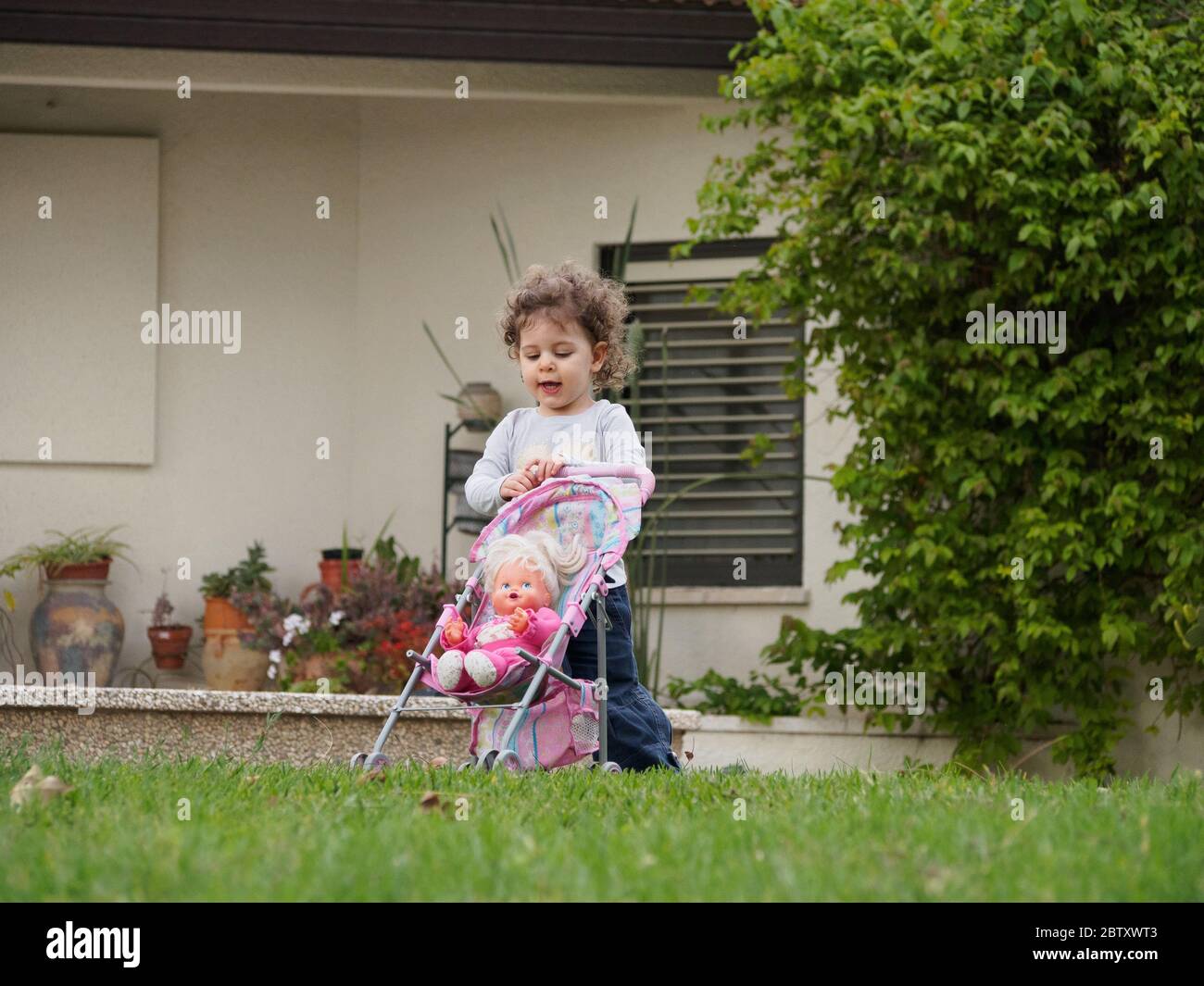 Baby spielt spielen -Fotos und -Bildmaterial in hoher Auflösung – Alamy