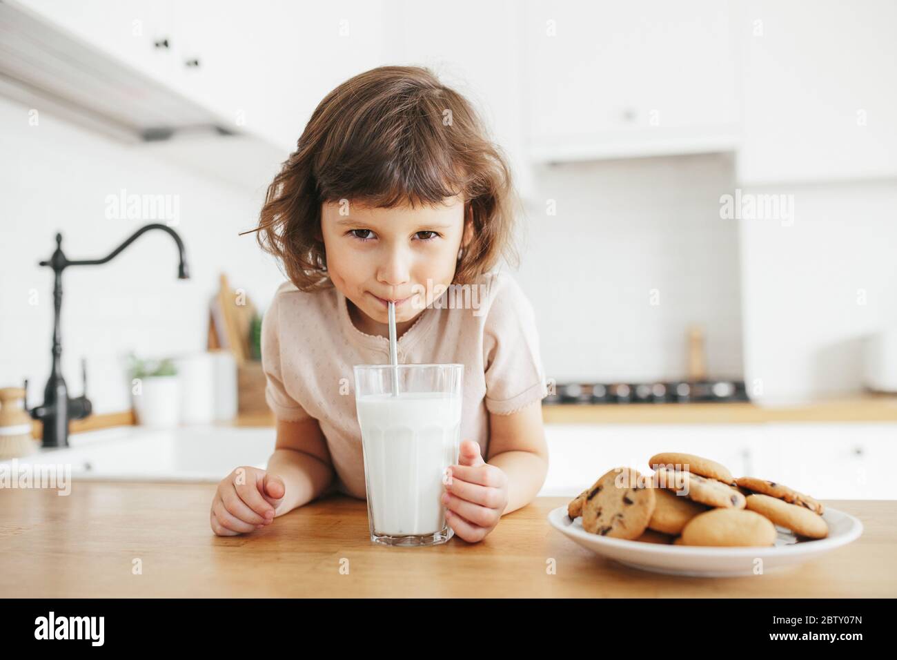 Mit Strohhalm Trinken Stockfotos und -bilder Kaufen - Alamy