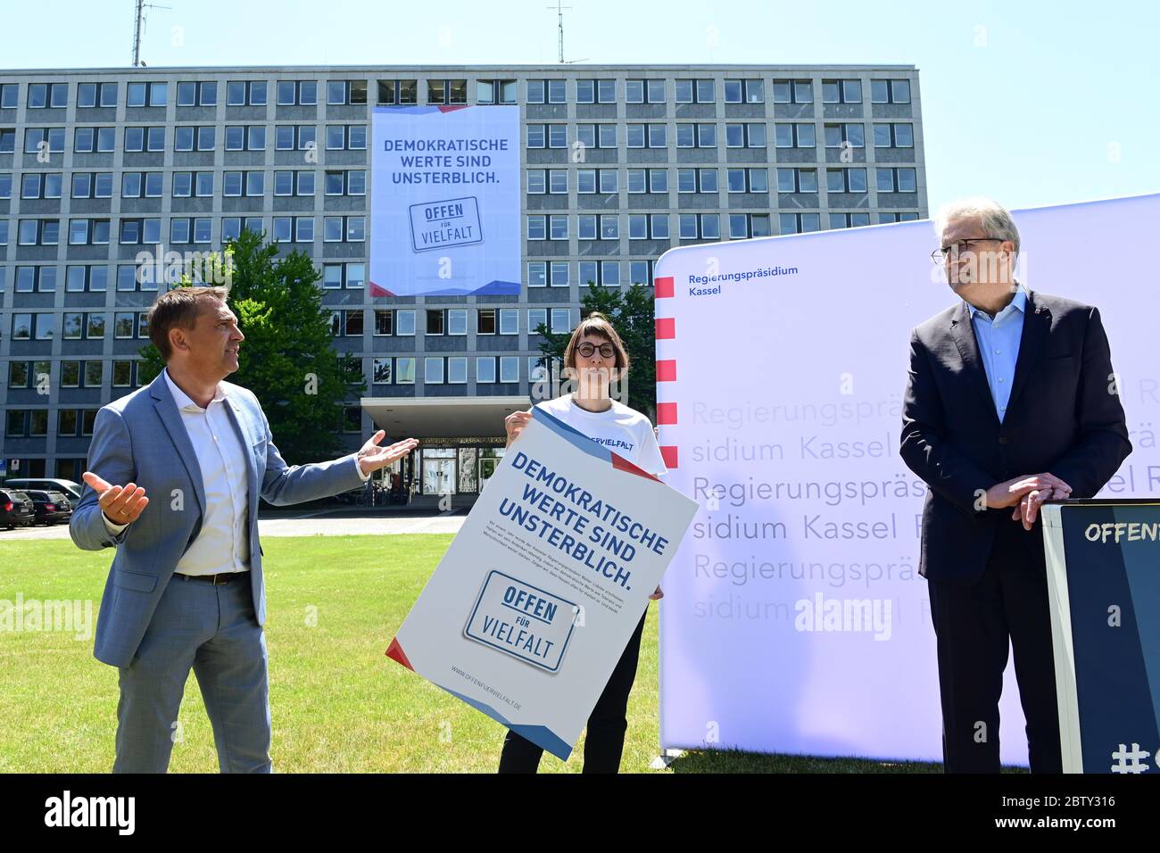 Kassel, Deutschland. Mai 2020. Landrat Hermann-Josef Klüber (r) steht ...