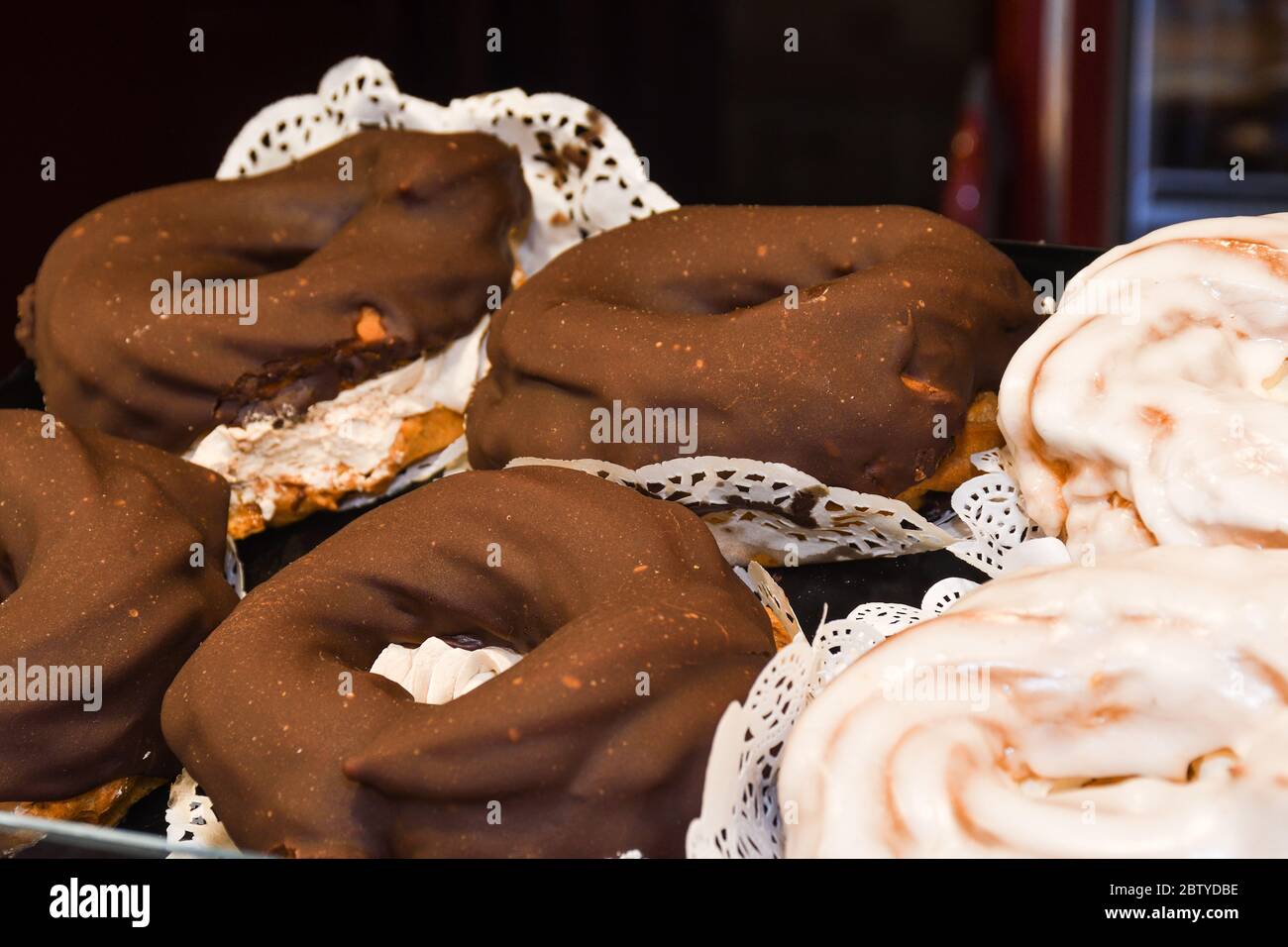 Präsentation traditioneller Donuts im Weihnachtsmarkt in Österreich ...