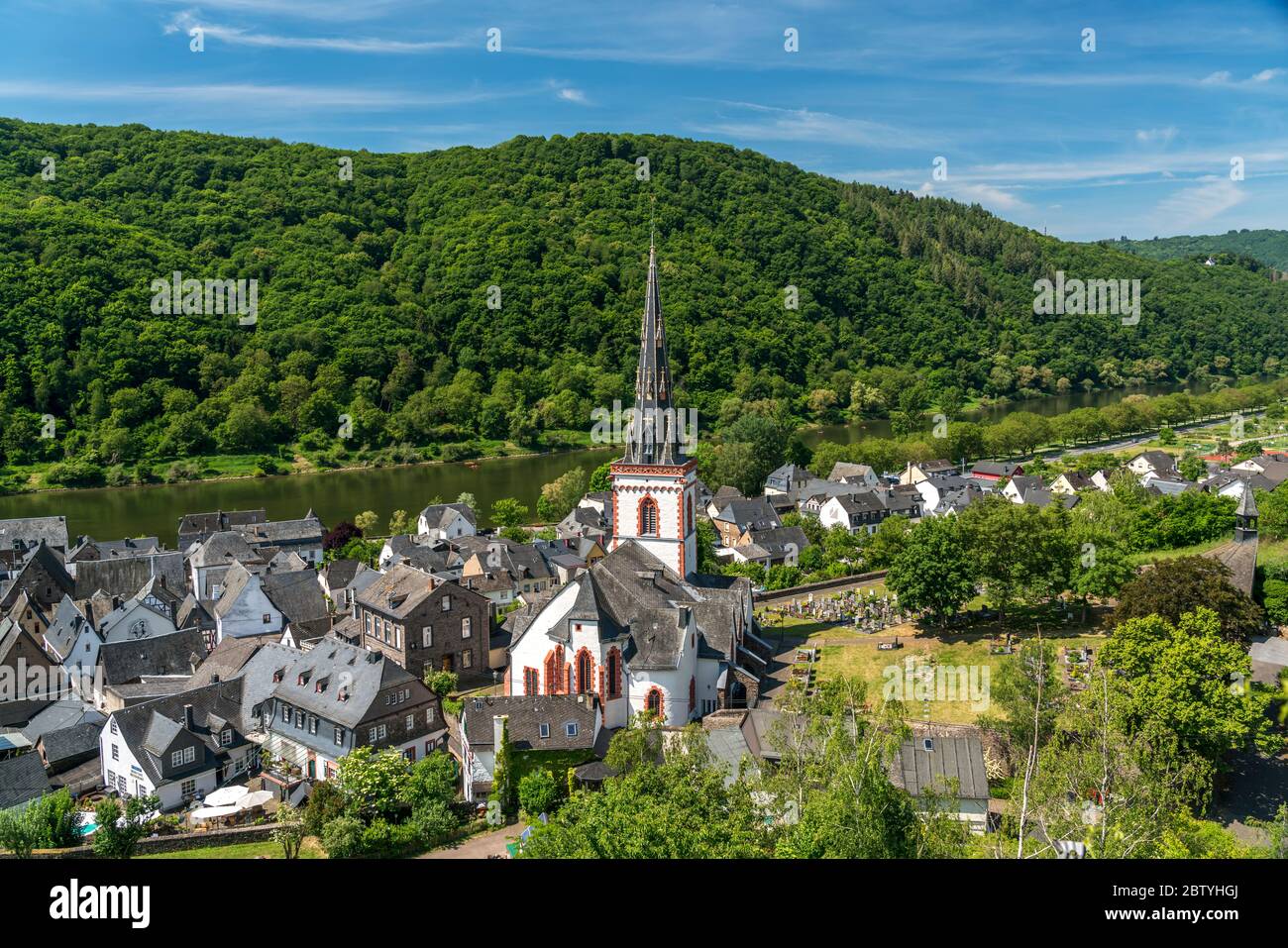 Die katholische Pfarrkirche St. Martin im Ortsteil Ediger, Ediger-Eller ...
