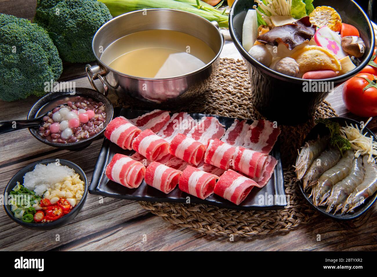 Shabu - Shabu ist ein japanisches Nabemono Hot Pot Gericht aus dünn ...