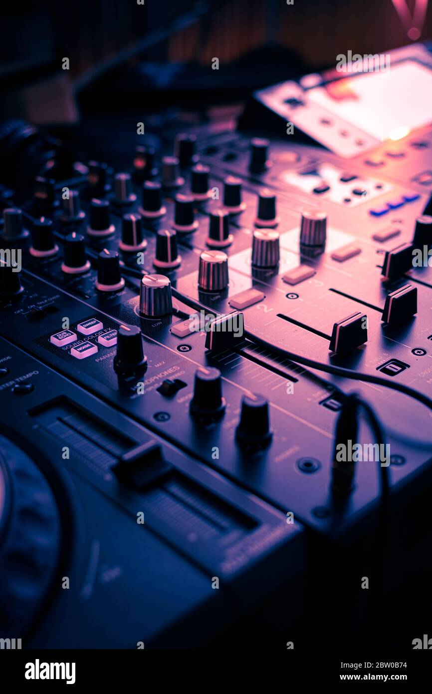 Dj pult -Fotos und -Bildmaterial in hoher Auflösung – Alamy